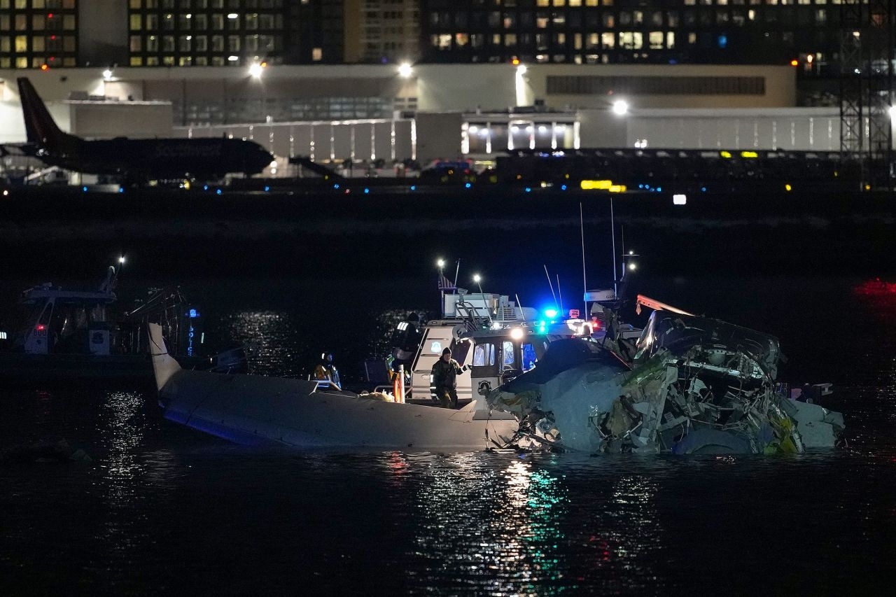Plane crashes in D.C.'s Potomac River